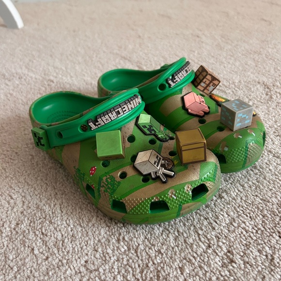 CROCS | Shoes | Minecraft Crocs Shoes Kids Size J2 Creeper Pig Blocks ...